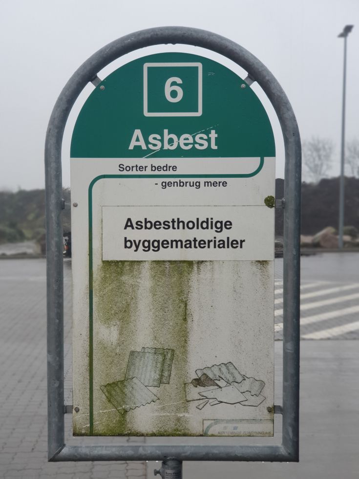 Vi skifter skilte på genbrugspladsen